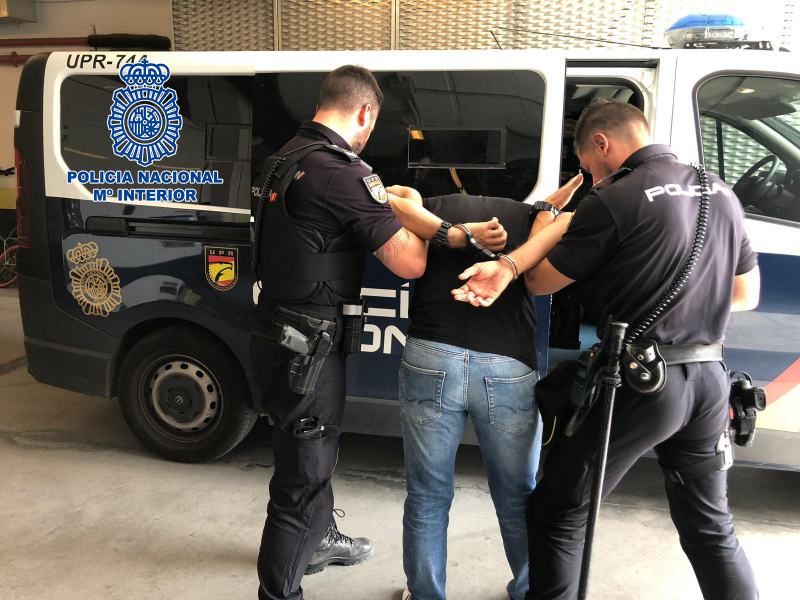 La Policía Nacional Detiene A Dos Personas Como Parte De Un Grupo