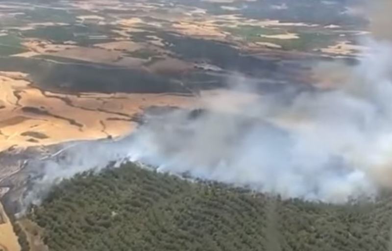 Un hidroavión del ejército colabora en la extinción del incendio ...
