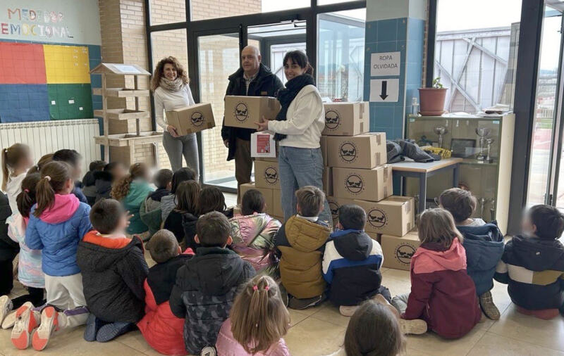 El Colegio Ana María Matute de Logroño entrega 768 euros y 88 kilos de ...