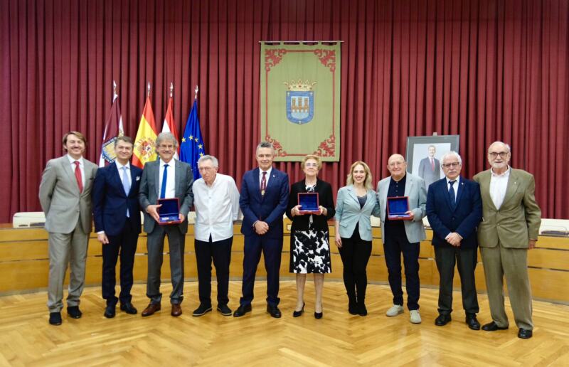 El alcalde de Logroño entrega las insignias de San Bernabé a Angélica ...