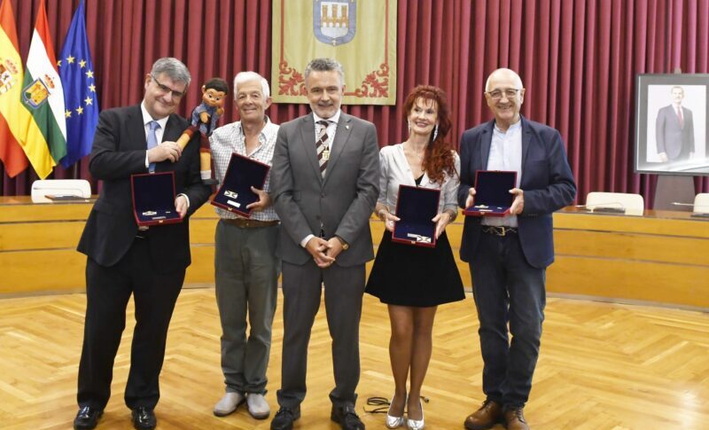 El alcalde de Logroño entrega las insignias de San Bernabé a Juan Díaz ...