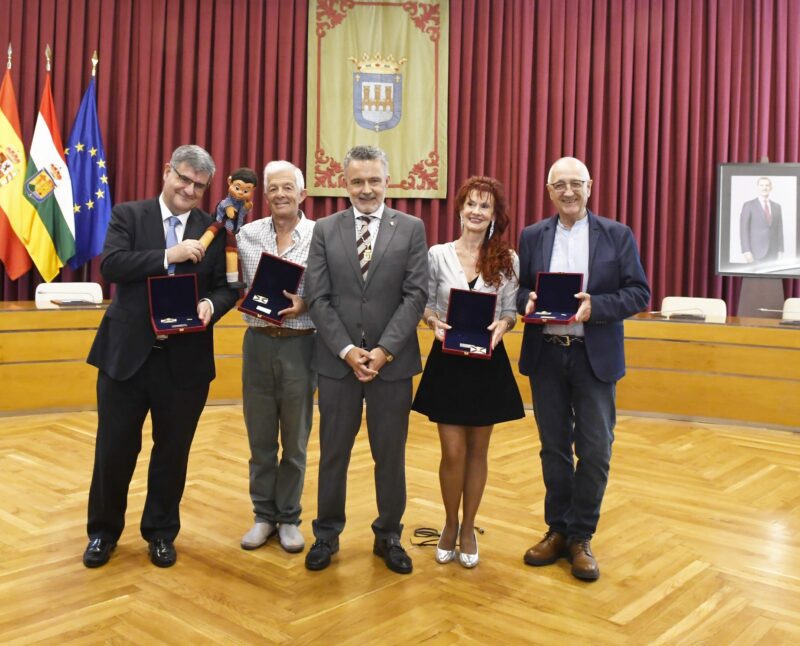 El alcalde de Logroño entrega las insignias de San Bernabé a Juan Díaz ...
